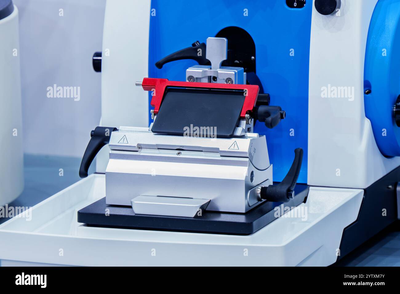 Automatic microtome with automatic sectioning, section counting, micron ...