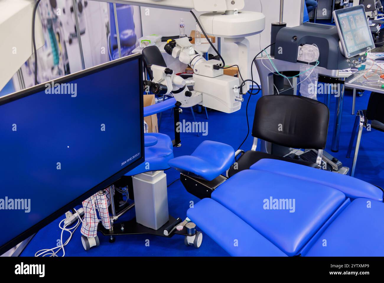 Surgical microscope with built-in camera and smooth zoom for ...