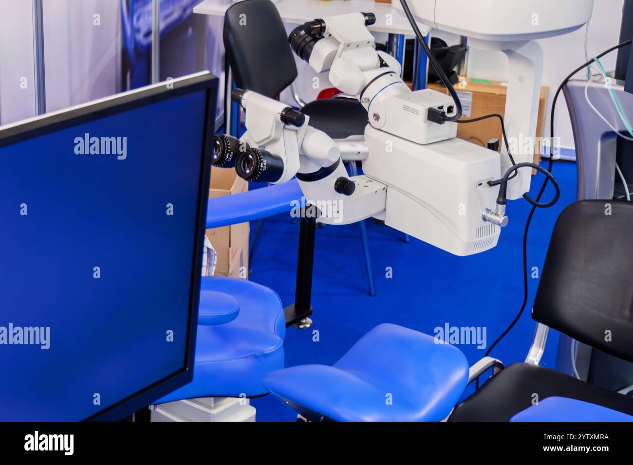 Surgical microscope with built-in camera and smooth zoom for ...