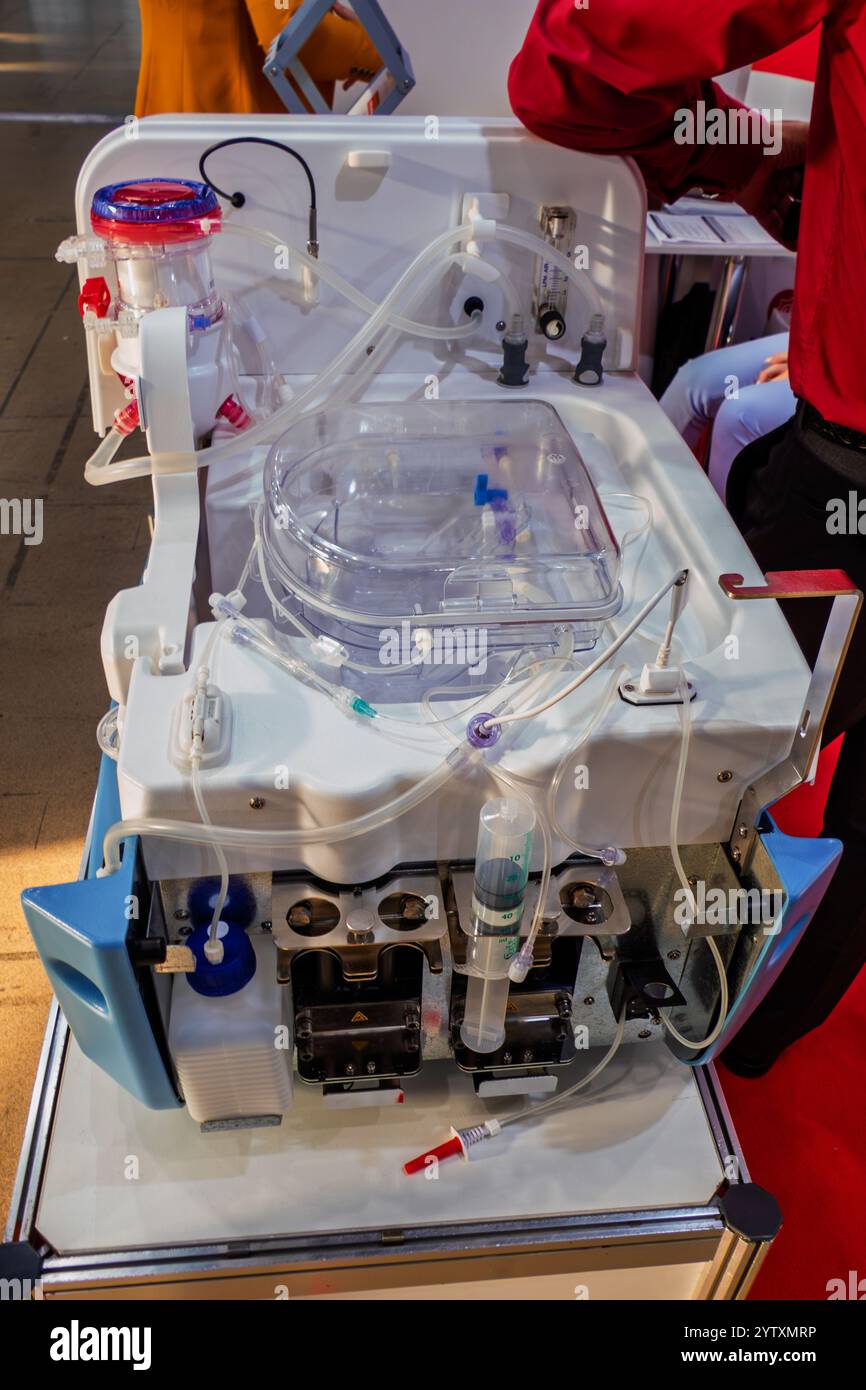 Device for normothermic perfusion of a donor kidney Stock Photo - Alamy