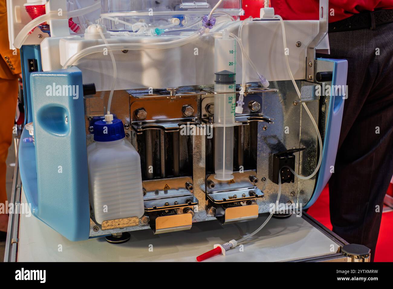 Device for normothermic perfusion of a donor kidney Stock Photo - Alamy