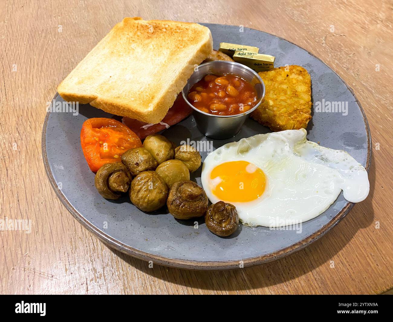 An all day English breakfast at a restaurant Stock Photo - Alamy