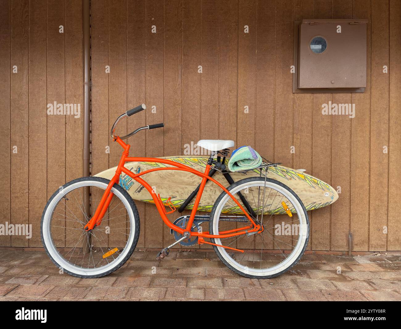 Surf board on bicycle hi-res stock photography and images - Alamy