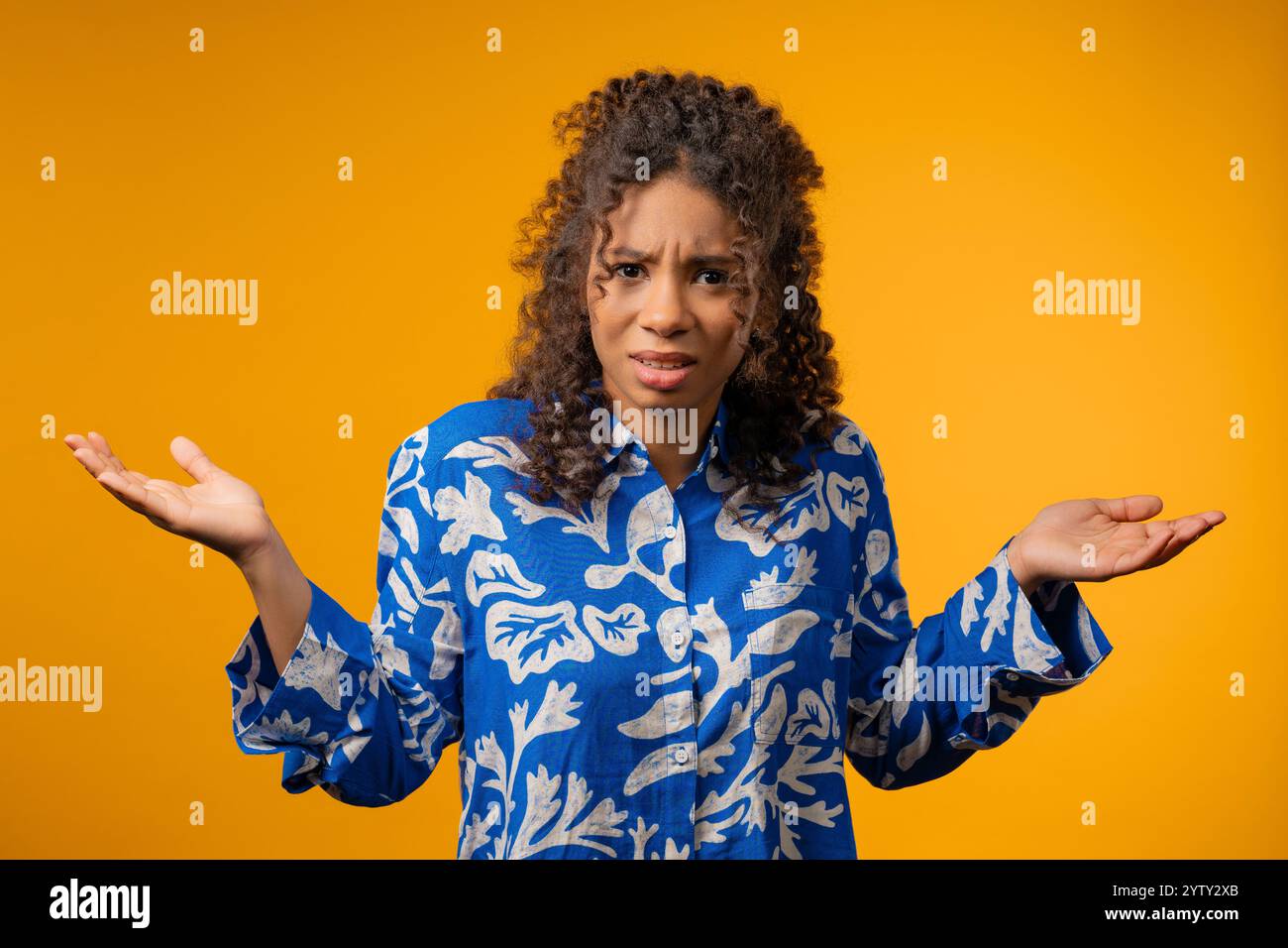 Lost woman asking handsome hi-res stock photography and images - Alamy