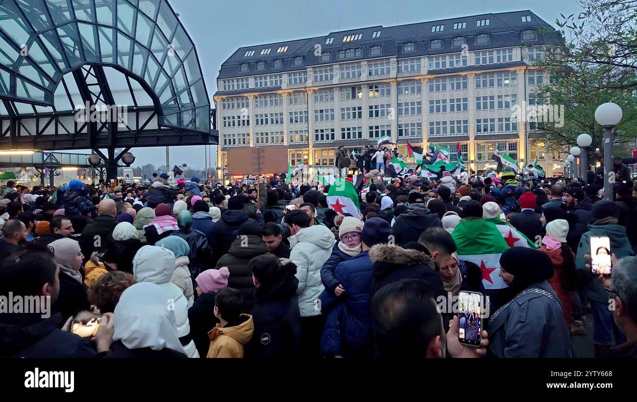 08 December 2024, Hamburg: Around 1000 people celebrate the fall of ...