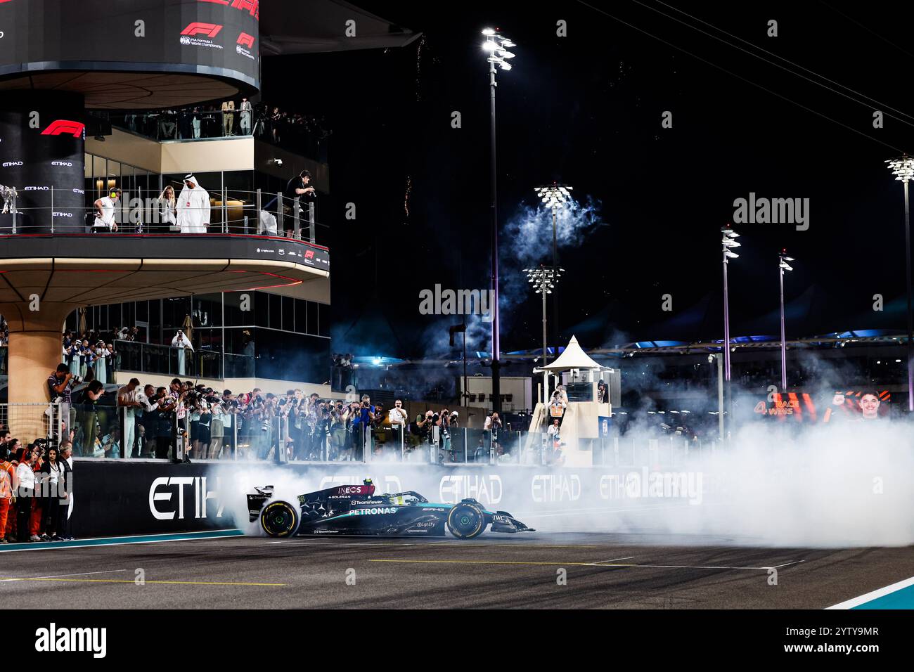 44 HAMILTON Lewis (gbr), Mercedes AMG F1 Team W15, action donuts during ...
