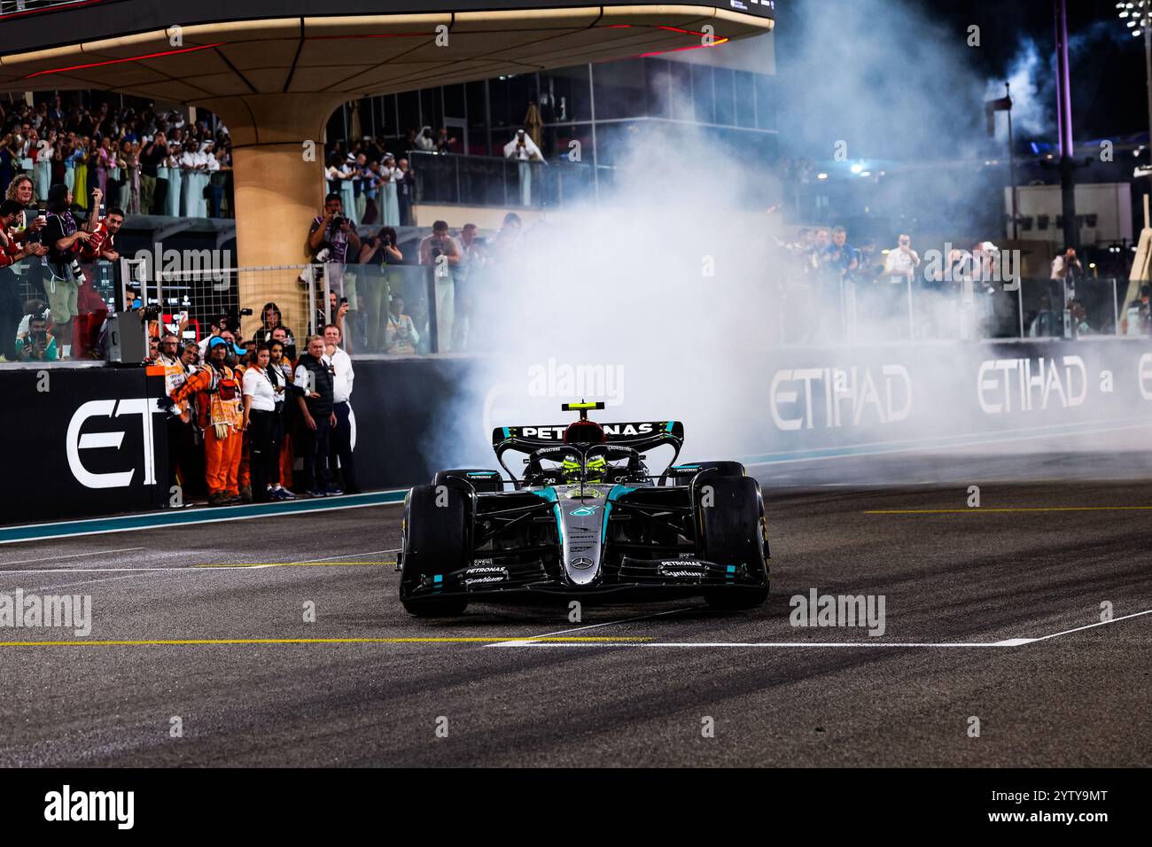44 HAMILTON Lewis (gbr), Mercedes AMG F1 Team W15, action donuts during ...