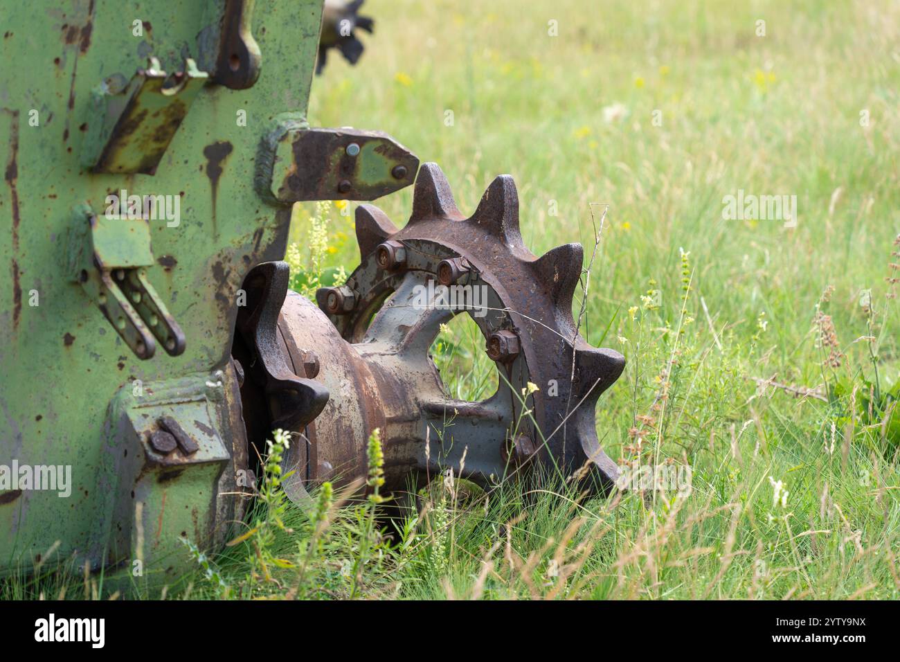 Wheel of army tank hi-res stock photography and images - Alamy