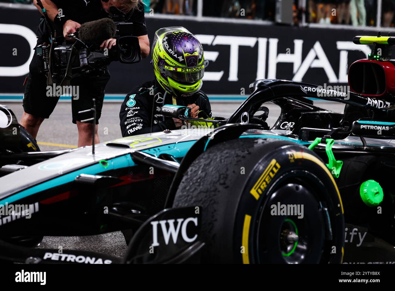 44 HAMILTON Lewis (gbr), Mercedes AMG F1 Team W15, celebrating his last ...