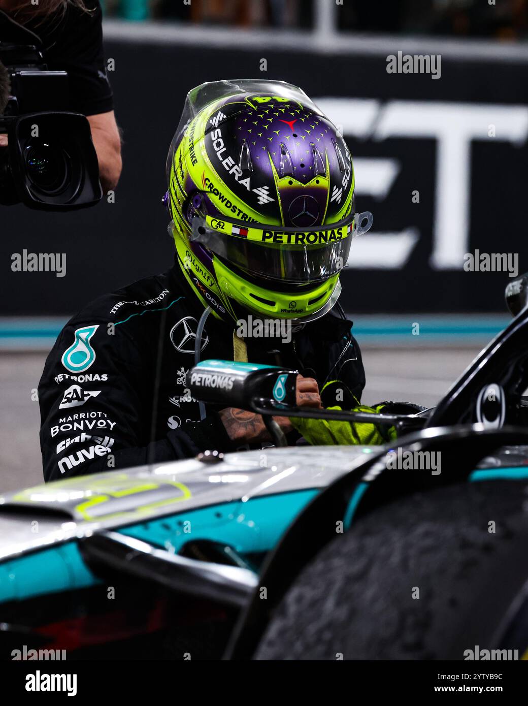 44 HAMILTON Lewis (gbr), Mercedes AMG F1 Team W15, celebrating his last ...