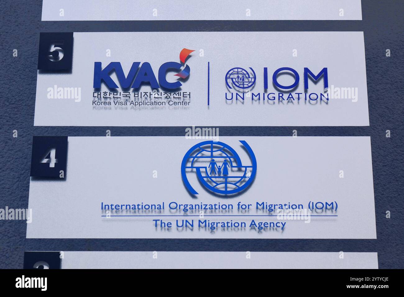 Schilder von IOM und KVAC Schilder von IOM und KVAC, 06.04.2024, Mitte ...