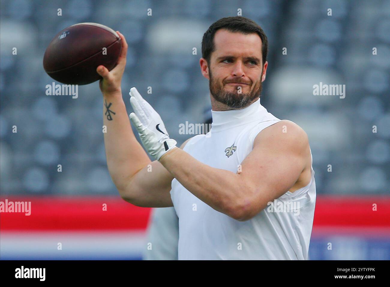 New Orleans Saints quarterback Derek Carr warms up before playing ...