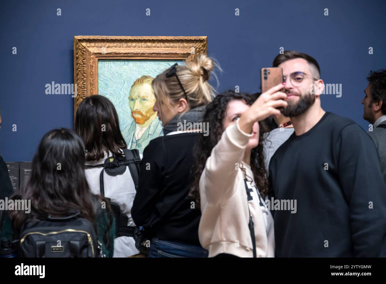 Taking photo van gogh hi-res stock photography and images - Alamy