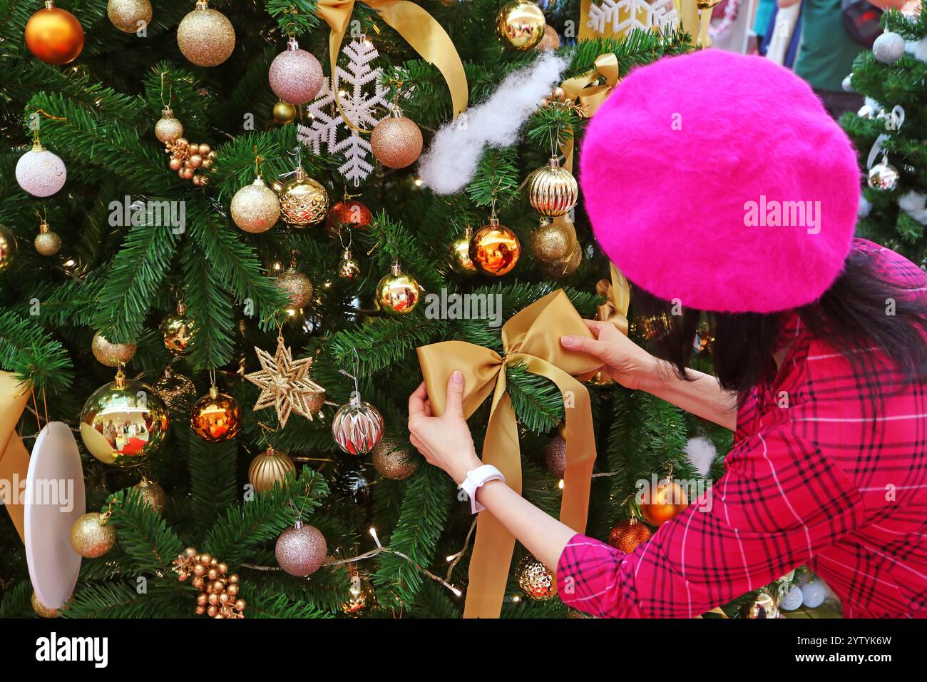 Female hand tying ribbon hi-res stock photography and images - Alamy