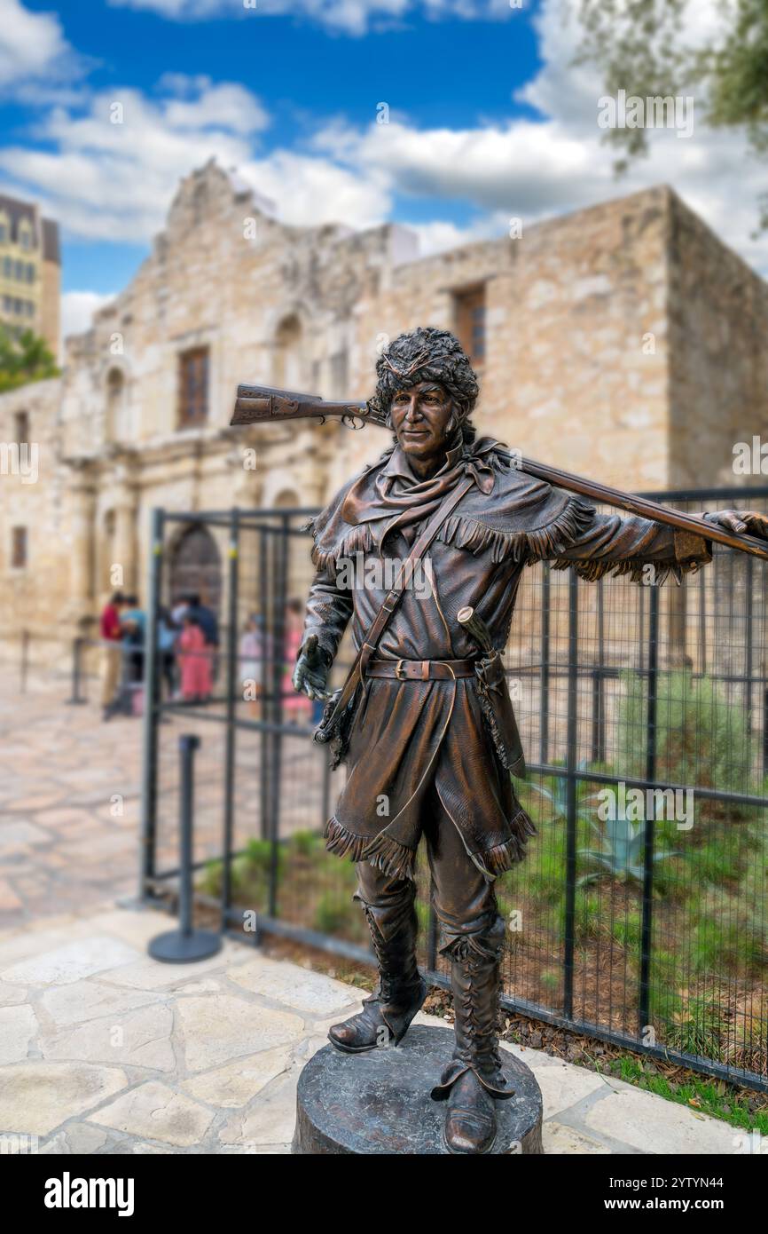 The Alamo, San Antonio. Statue of Davy Crockett in front of The Alamo ...