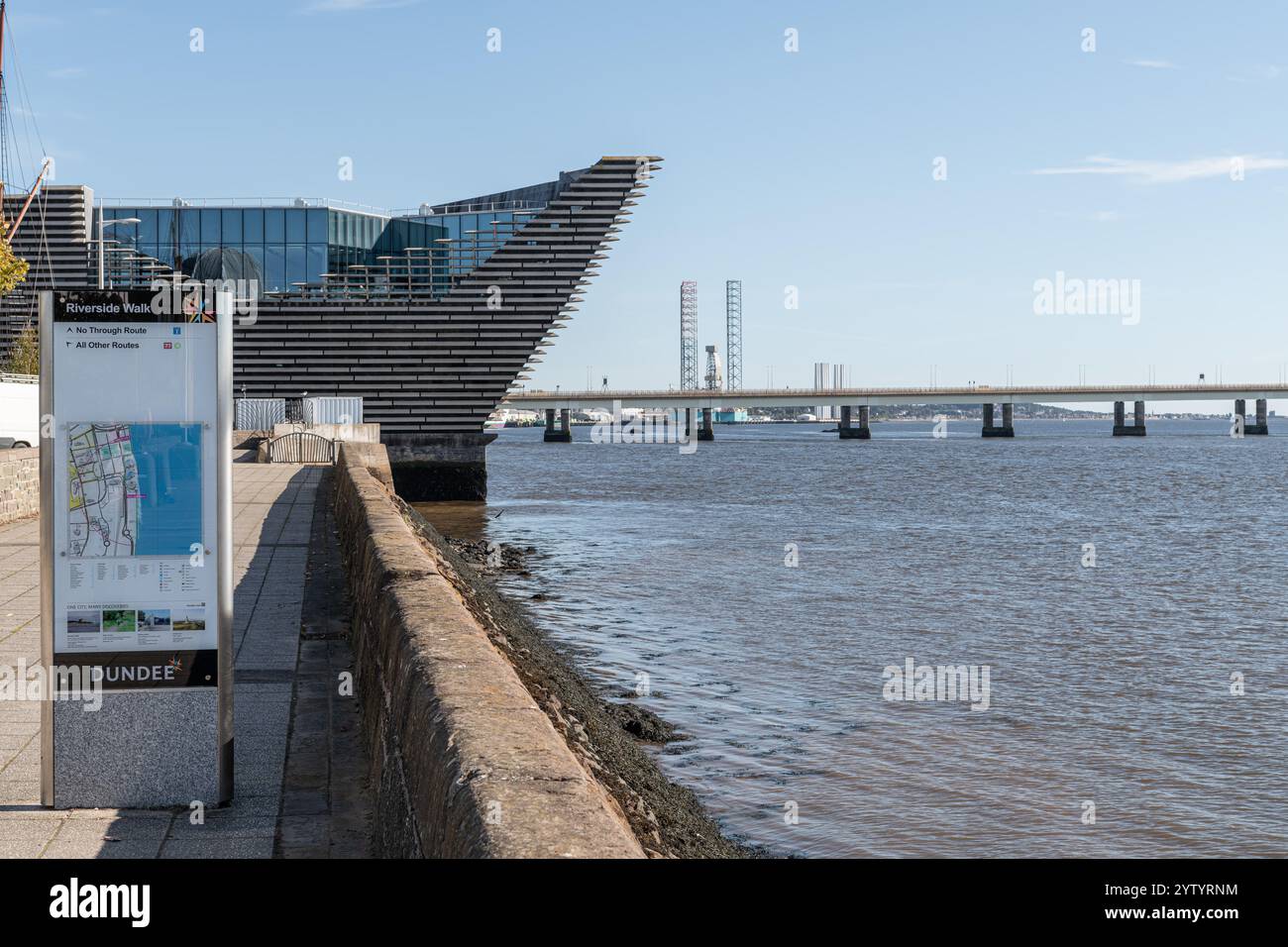 The architecture of the Victoria and Albert design Museum from the ...