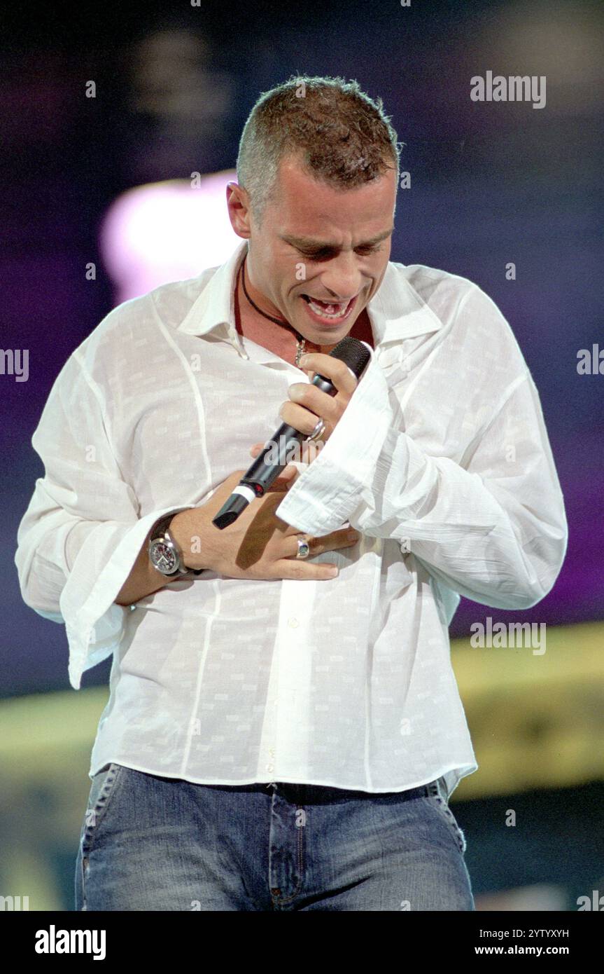 Verona Italy 08/09/2001 : Eros Ramazzotti,Italian singer, during the ...