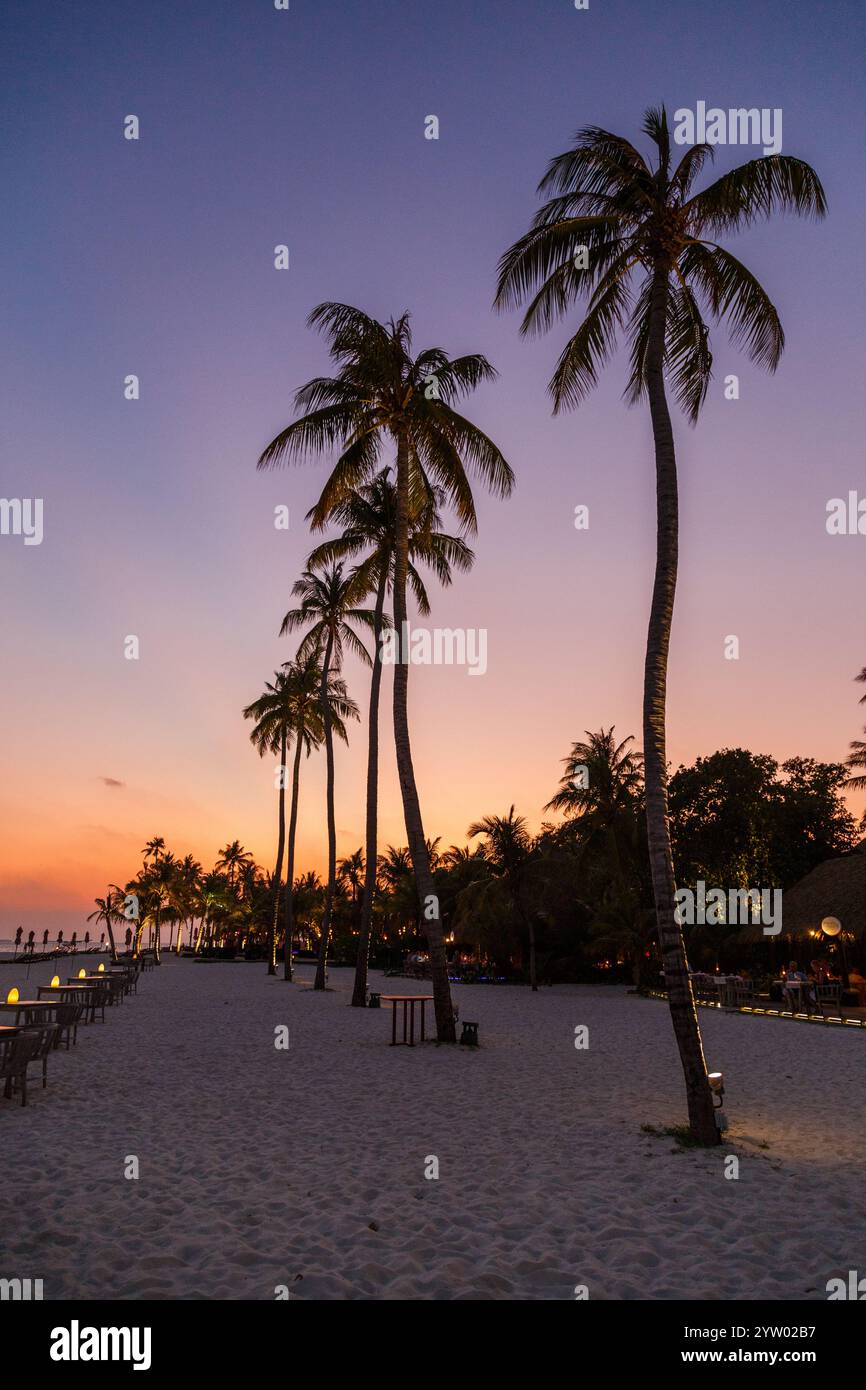 Maldives beach at sunset resorts hi-res stock photography and images ...