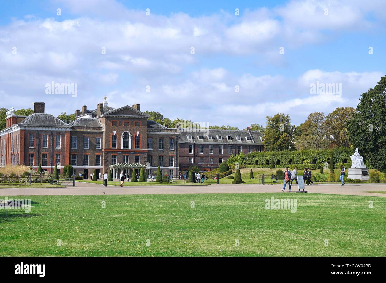 Walking path through Kensington Gardens, going past Kensignton Palace ...