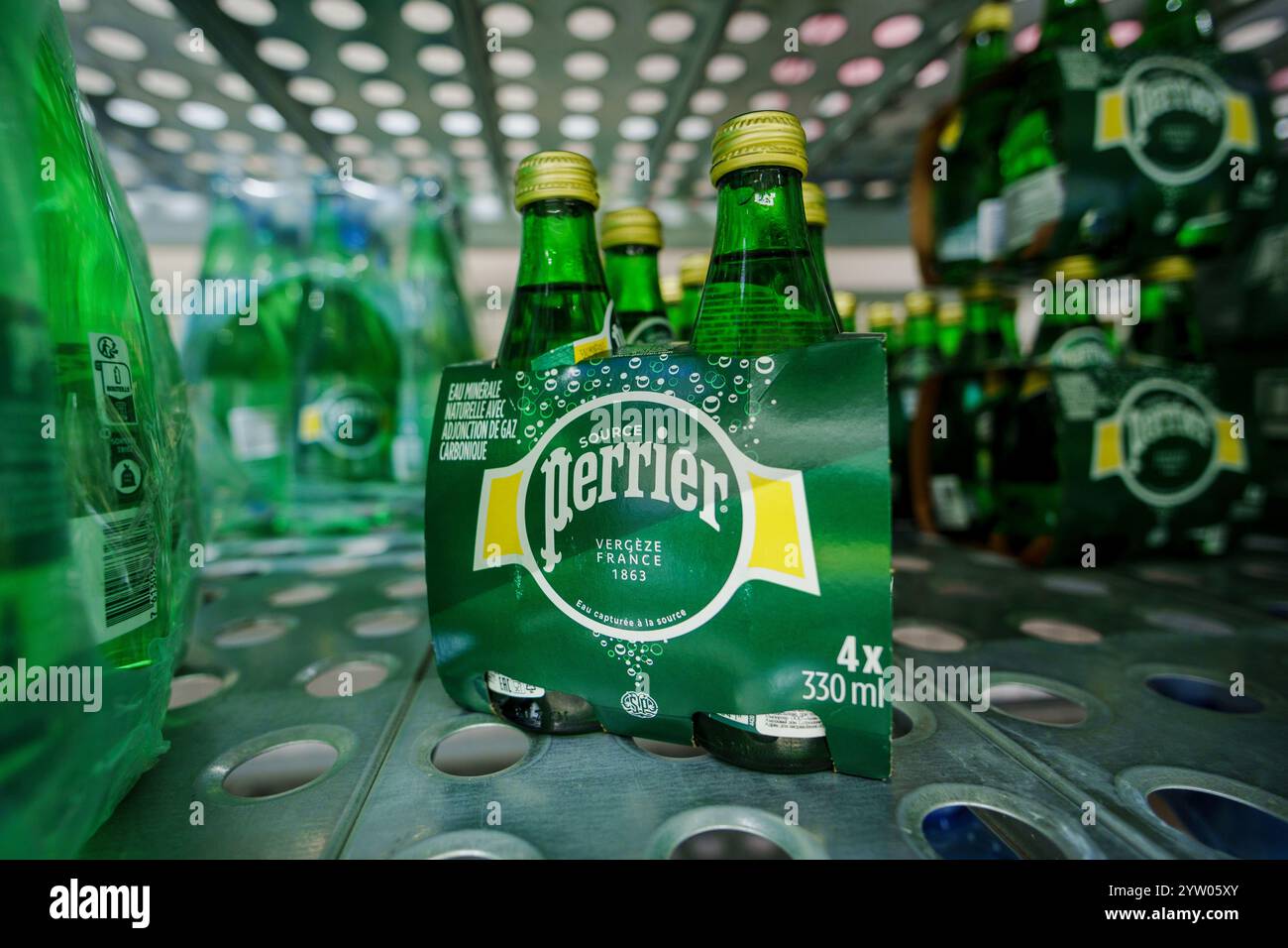 Perrier logo hi-res stock photography and images - Alamy