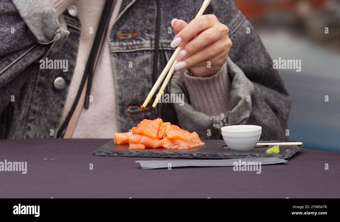 Eat womans eating sushi hi-res stock photography and images - Alamy