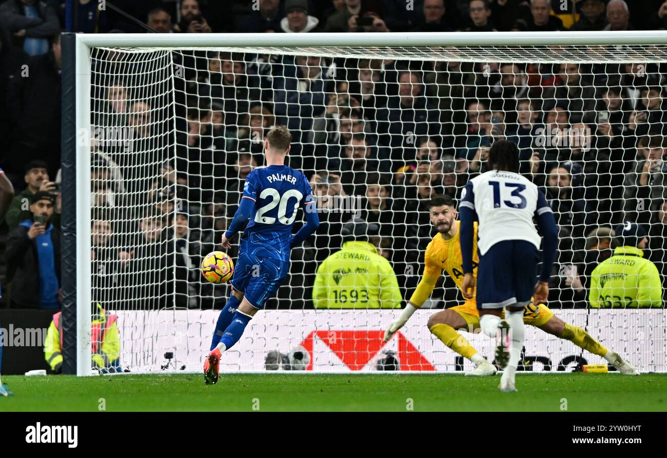 London, UK. 8th Dec, 2024. GOAL. Cole Palmer (Chelsea) scores his ...