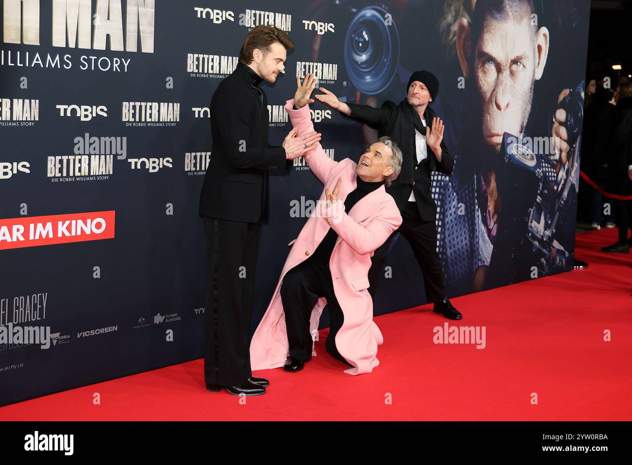 Jonno Davies, Robbie Williams und Michael Gracey bei der „Better Man - Die Robbie Williams Story ...