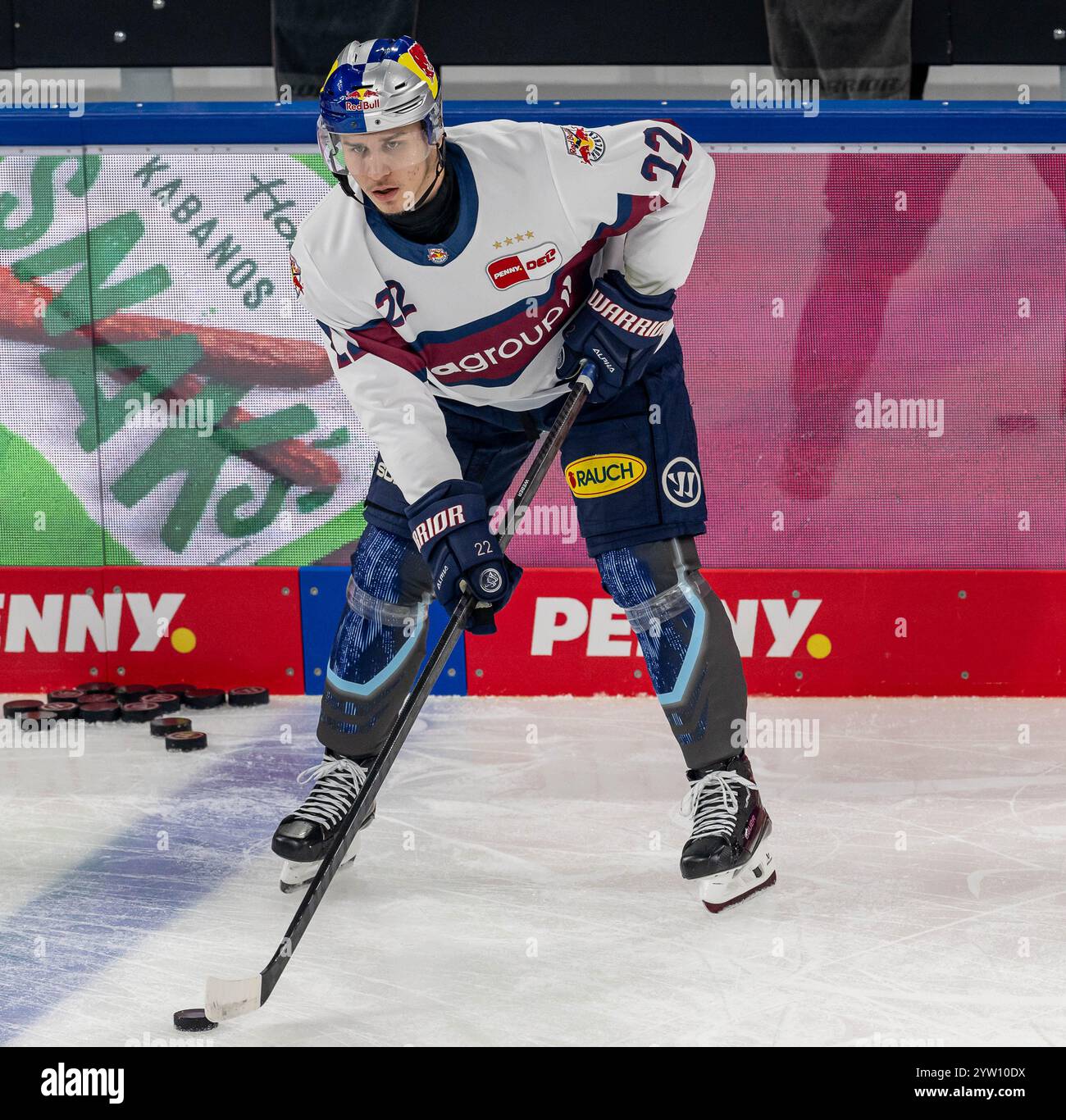 Jakob Weber (EHC Red Bull Muenchen, #22) beim Warmup. GER, EHC Red Bull ...