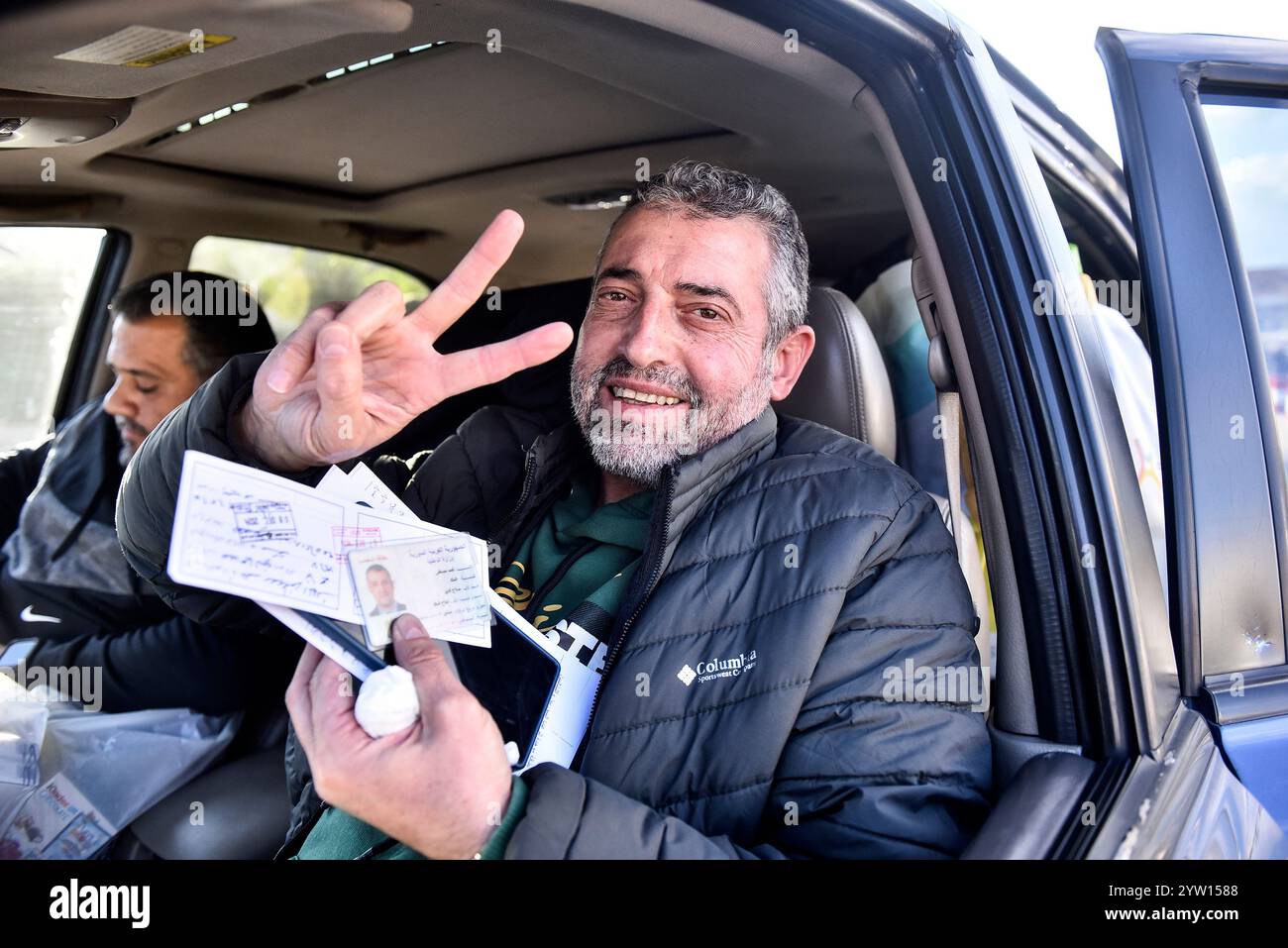 Masnaa, Lebanon. 08th Dec, 2024. Syrians in Lebanon flock to the Masnaa ...