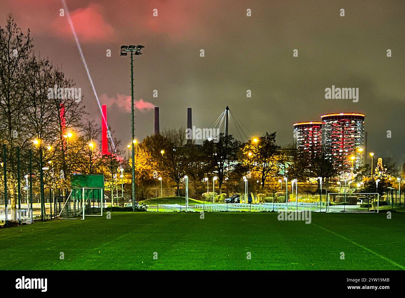 Volkswagen Werk in Wolfsburg am Abend. Am zweiten Advent wird der ...