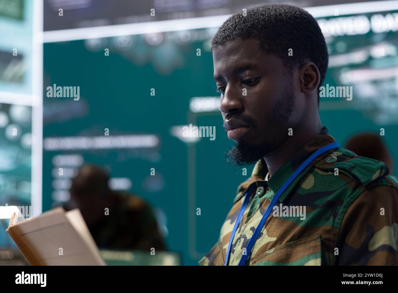 Soldier reading map hi-res stock photography and images - Alamy
