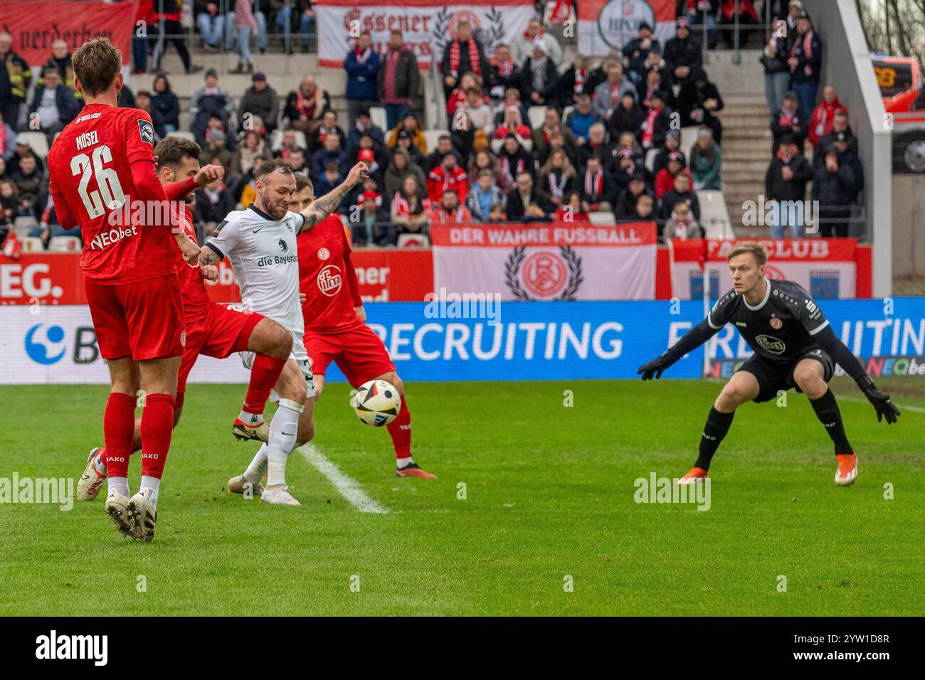 José-Enrique Rios Alonso (Rot-Weiss Essen, #23) foult Patrick Hobsch ...