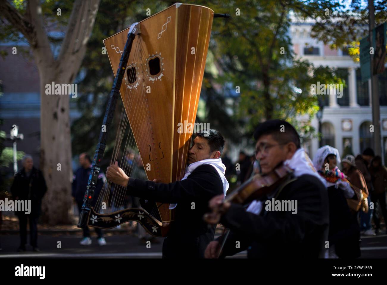 Play the harp hi-res stock photography and images - Alamy