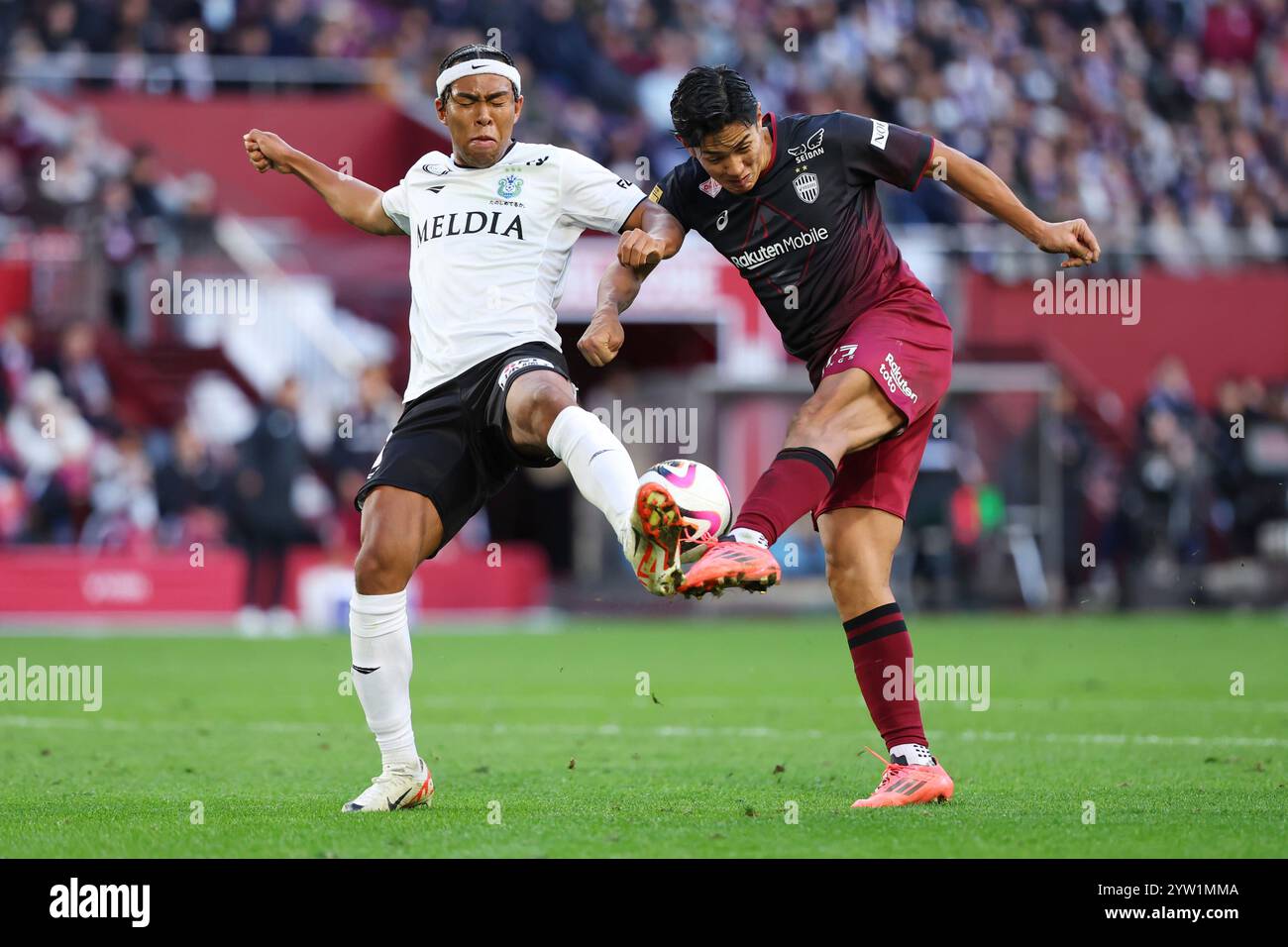 Hyogo, Japan. 7th Dec, 2024. (L to R) Taiga Hata (Bellmare), Yoshinori ...
