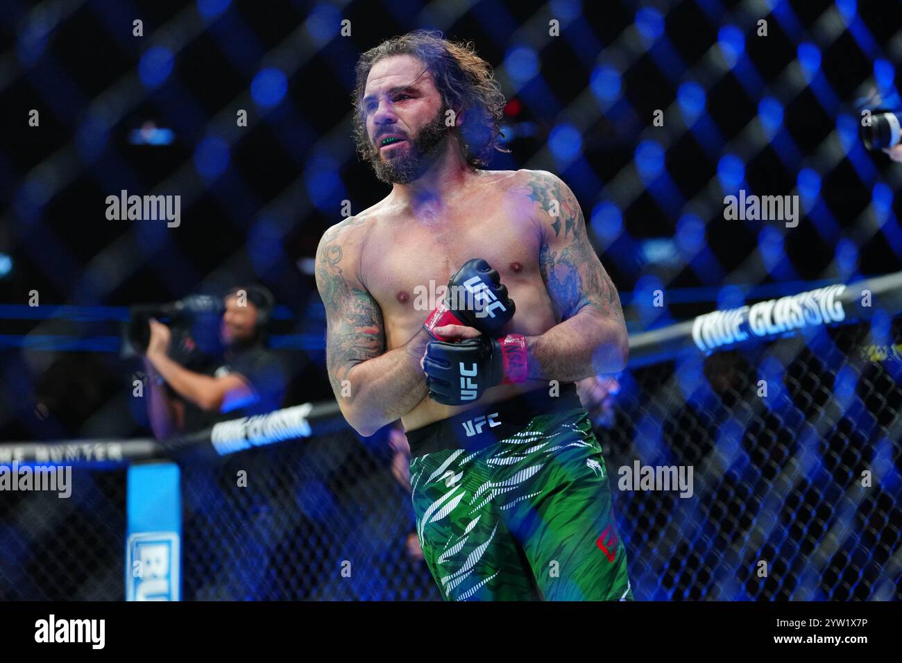 LAS VEGAS, NV -DECEMBER 7:Clay Guida and Chase Hooper meet in the ...