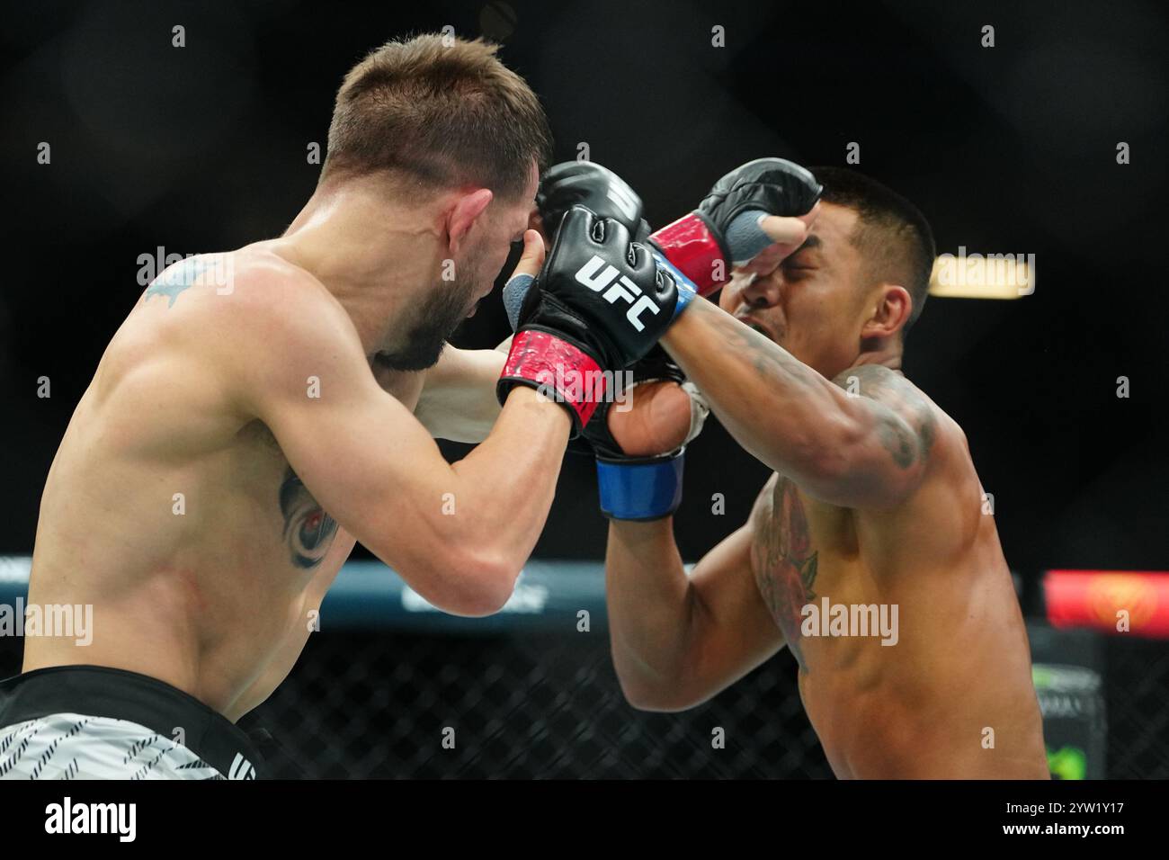 LAS VEGAS, NV -DECEMBER 7:Cody Durden and Joshua Van meet in the ...