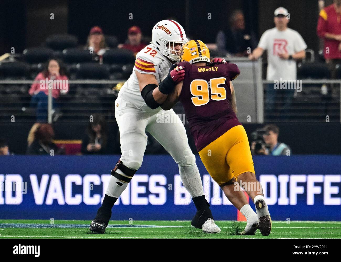 Arlington, Texas, USA. 7th Dec, 2024. Iowa State Cyclones offensive ...