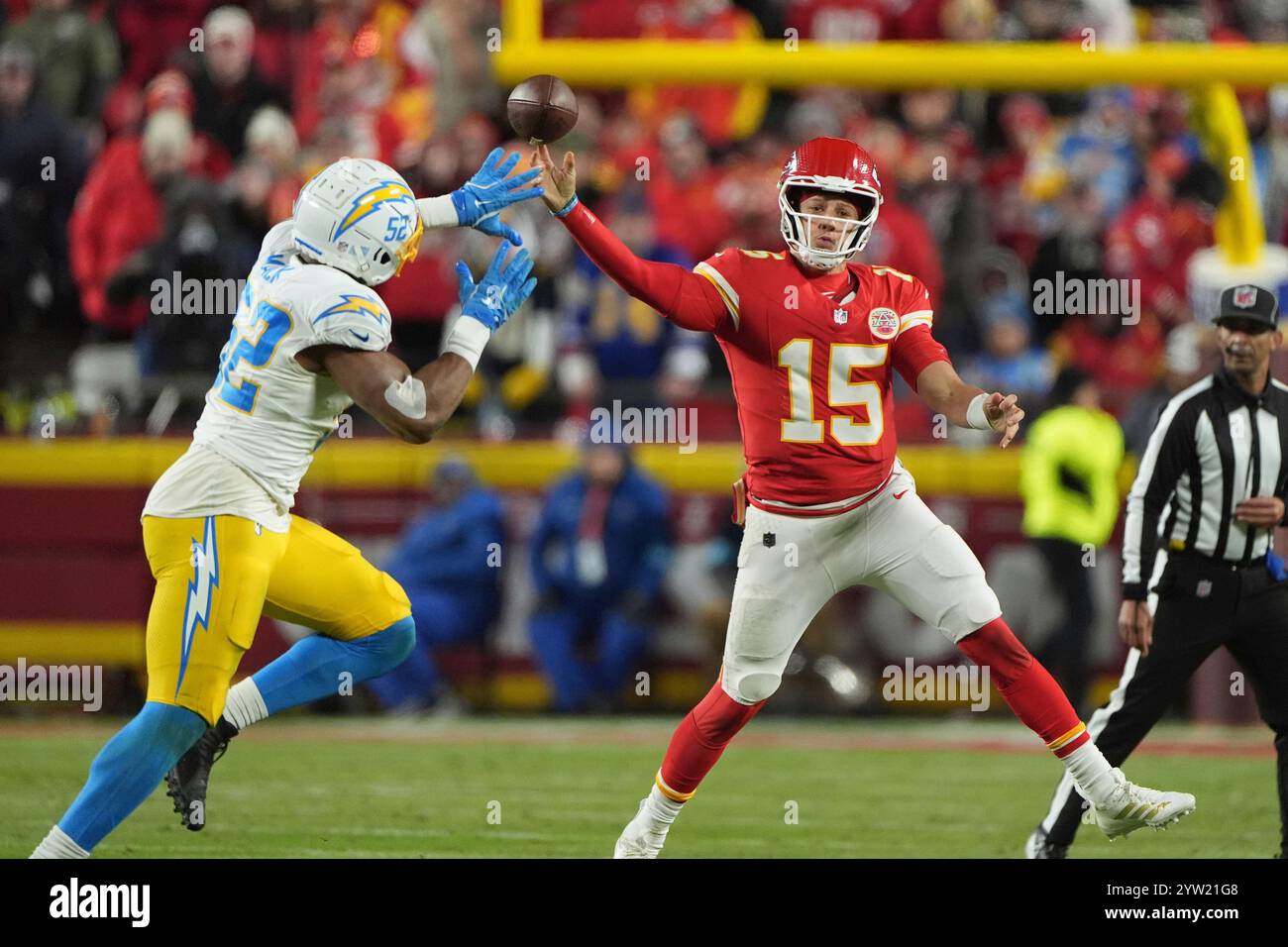 Kansas City Chiefs quarterback Patrick Mahomes (15) throws as Los ...