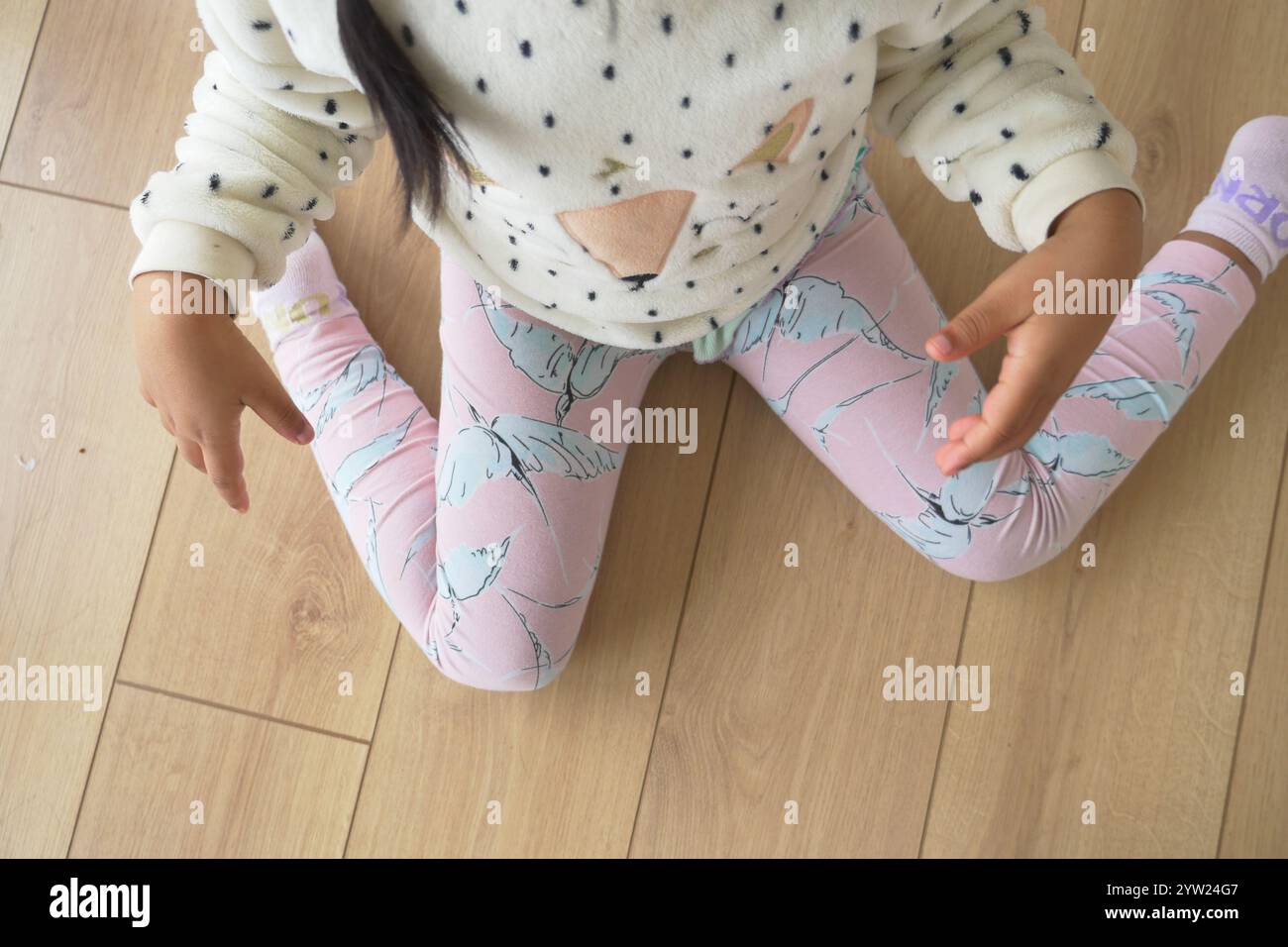 child sitting W posture on the floor Stock Photo - Alamy
