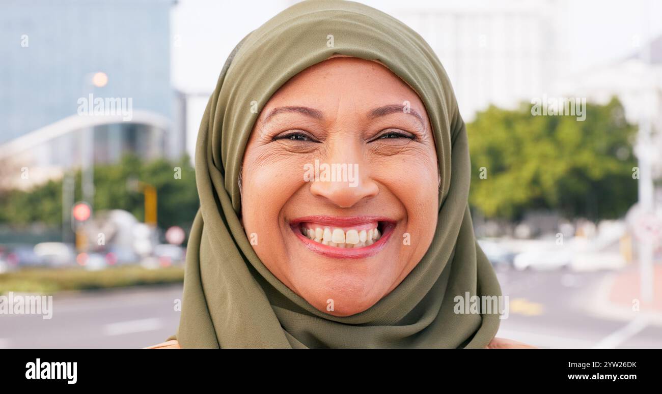Saudi arabia traditional woman smiling hi-res stock photography and ...