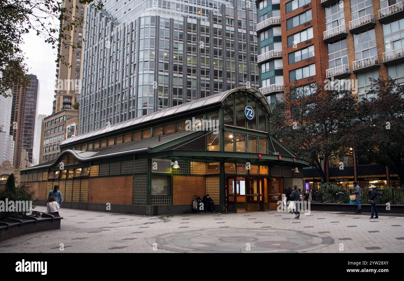 72nd Street Subway Station, entrance pavilion, early evening view, New ...