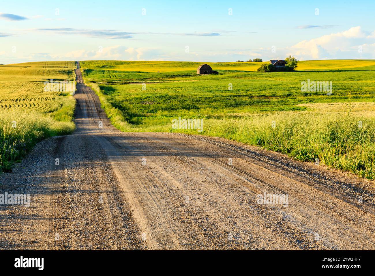 Dirt road with barn hi-res stock photography and images - Alamy