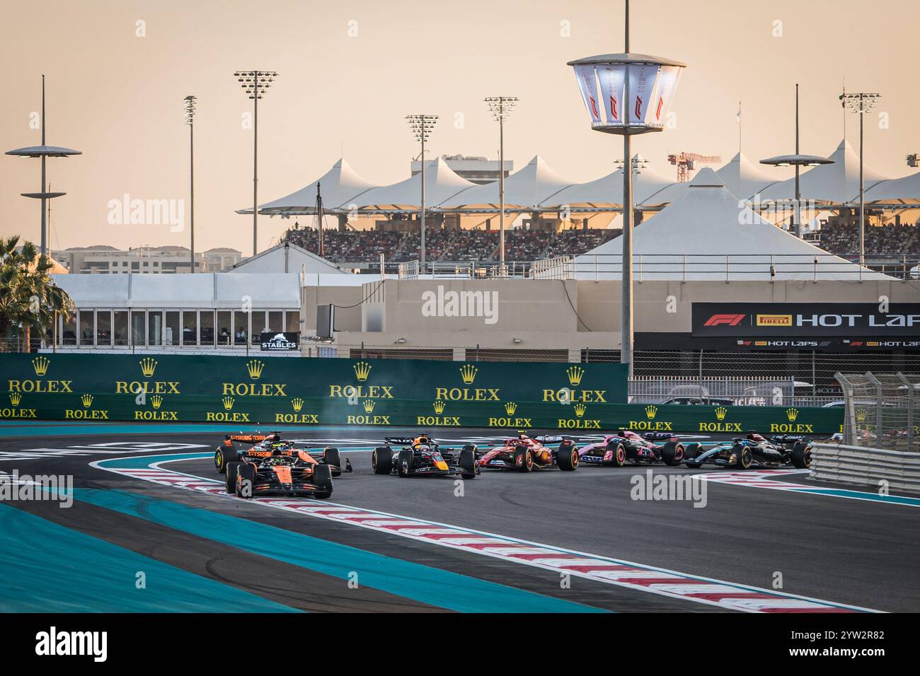 Abu Dhabi, United Arab Emirates. 08th Dec, 2024. Drivers start the Abu ...