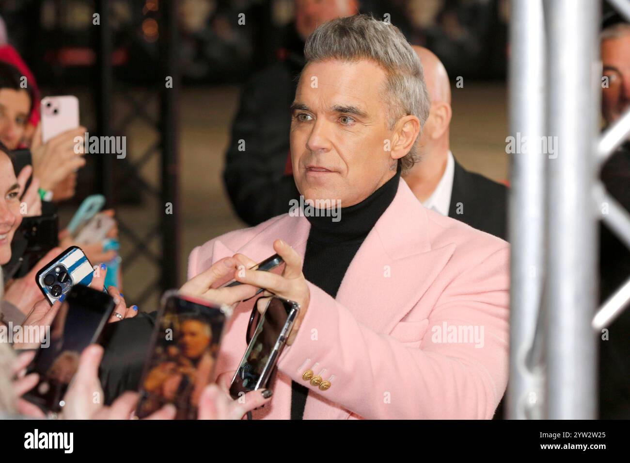 Robbie Williams bei der Premiere des Kinofilms Better Man - Die Robbie ...
