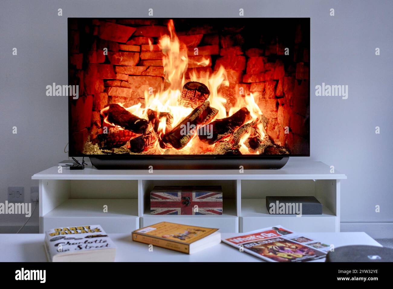 Television log fire display hi-res stock photography and images - Alamy