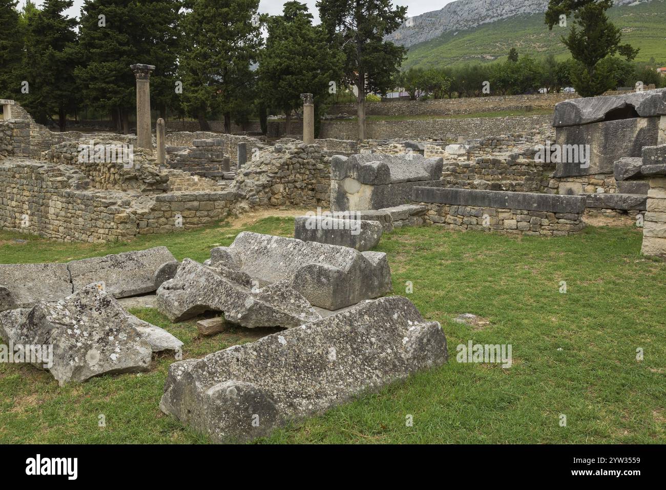 Buildings amongst large rocks hi-res stock photography and images - Alamy