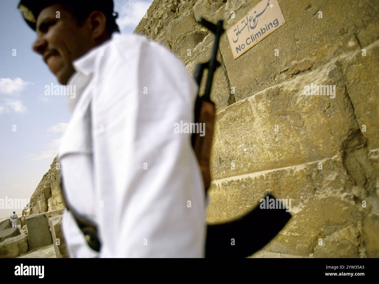 Egyptian soldiers guarding the Great Pyramid of Cheops, Giza plateau ...