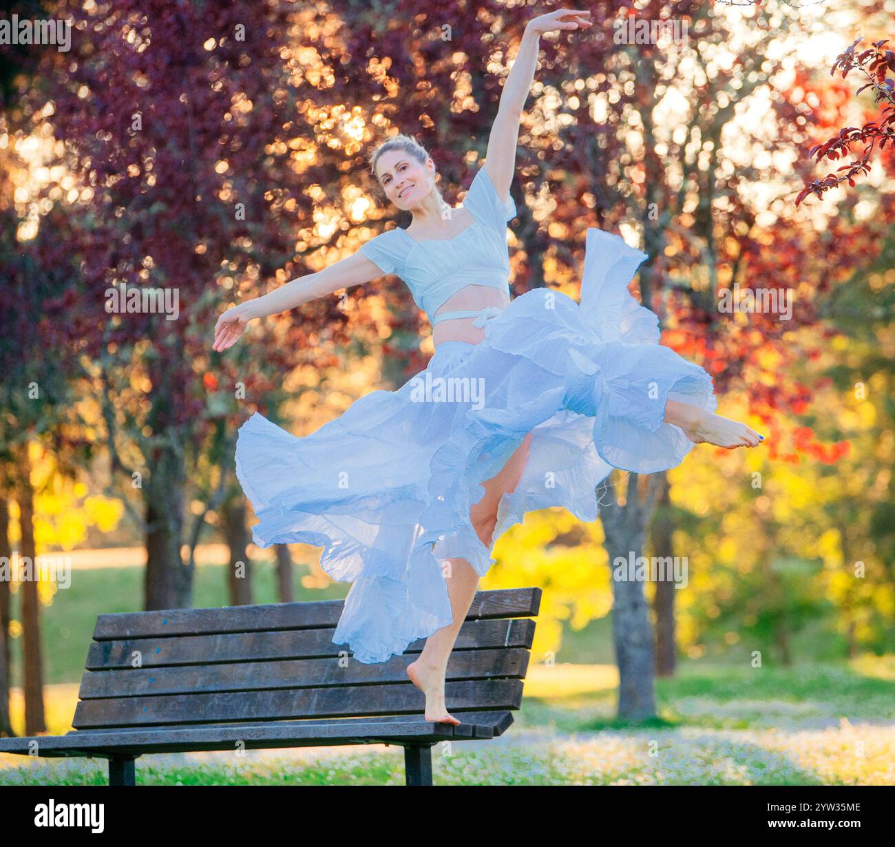 Ballet dancer at sunset hi-res stock photography and images - Alamy