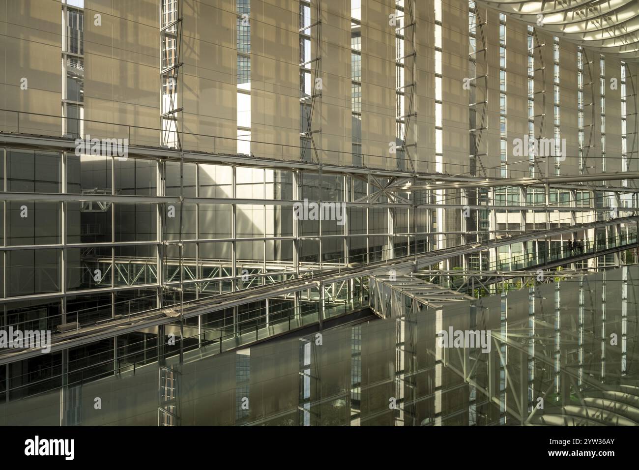 Curtain wall, reflections, Tokyo International Forum, architect Rafael ...