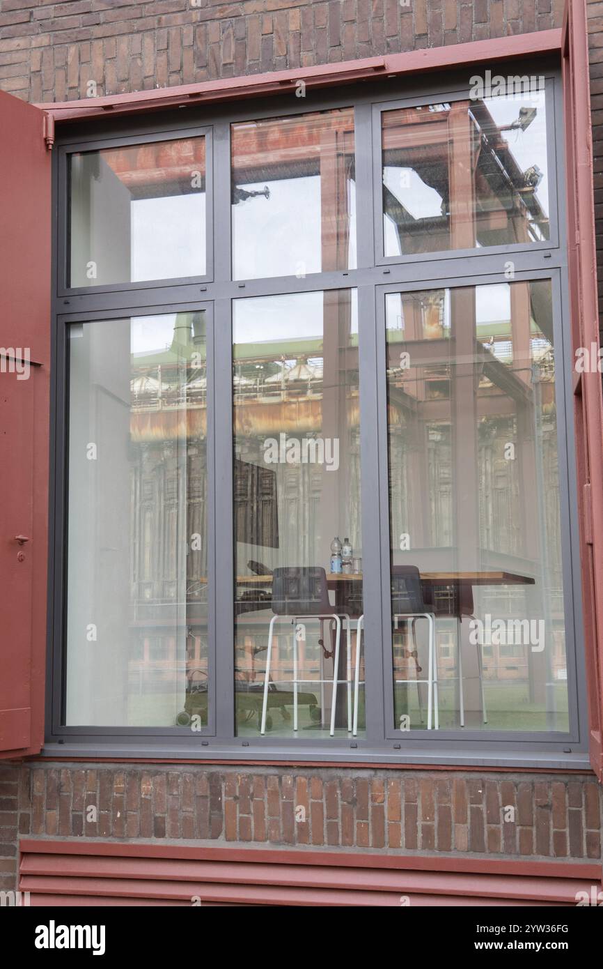 Office through window hi-res stock photography and images - Alamy